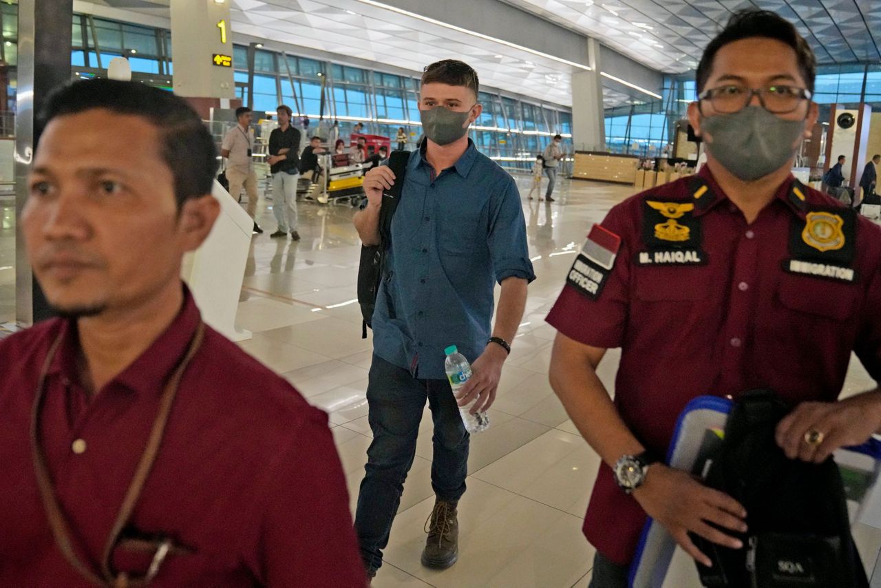 Indonesia set to deport Australian surfer who apologized for drunken ...