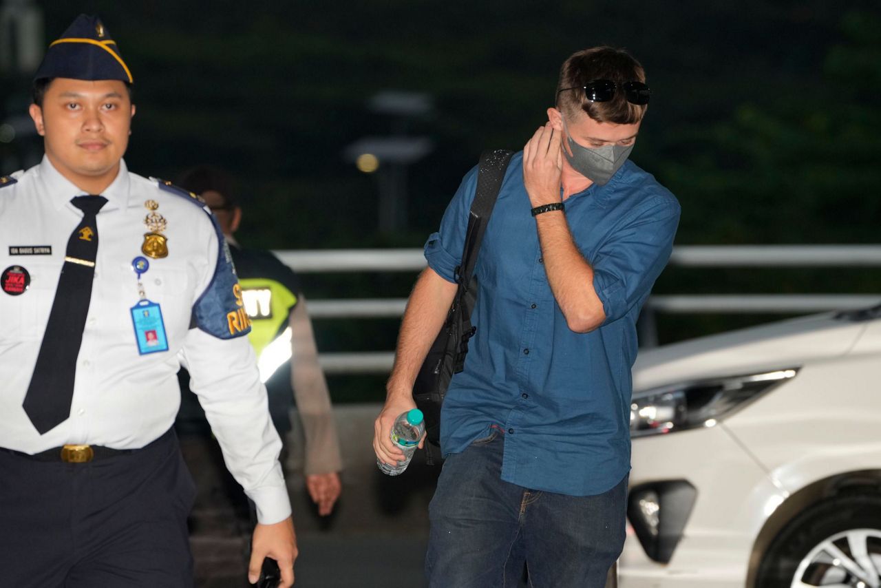 Indonesia set to deport Australian surfer who apologized for drunken ...