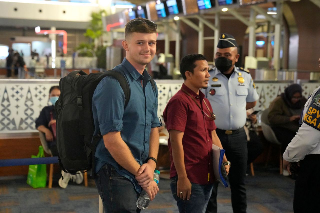 Indonesia set to deport Australian surfer who apologized for drunken ...
