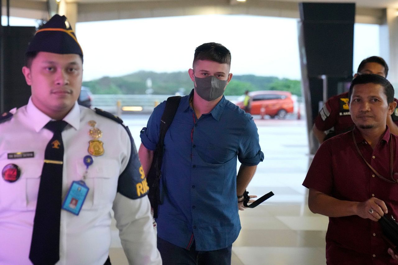 Indonesia set to deport Australian surfer who apologized for drunken ...