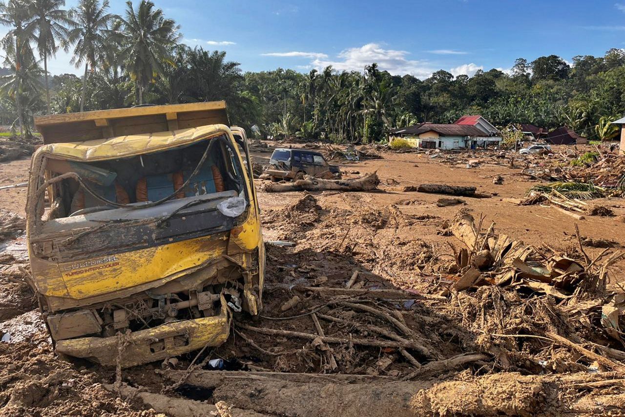 Over 800 people are still missing after flooding in Indonesia, Sri ...