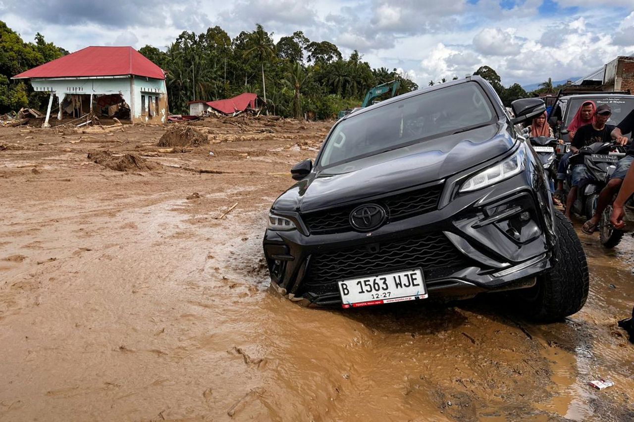Indonesian residents hunt for food and water after deadly floods. 193 ...