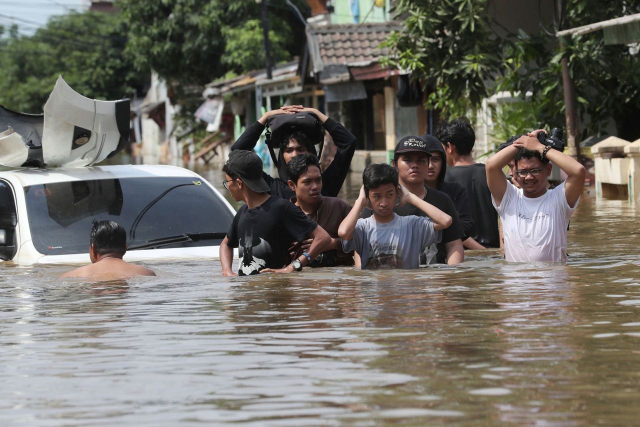 Floods in Indonesia capital kill 17, force thousands to flee