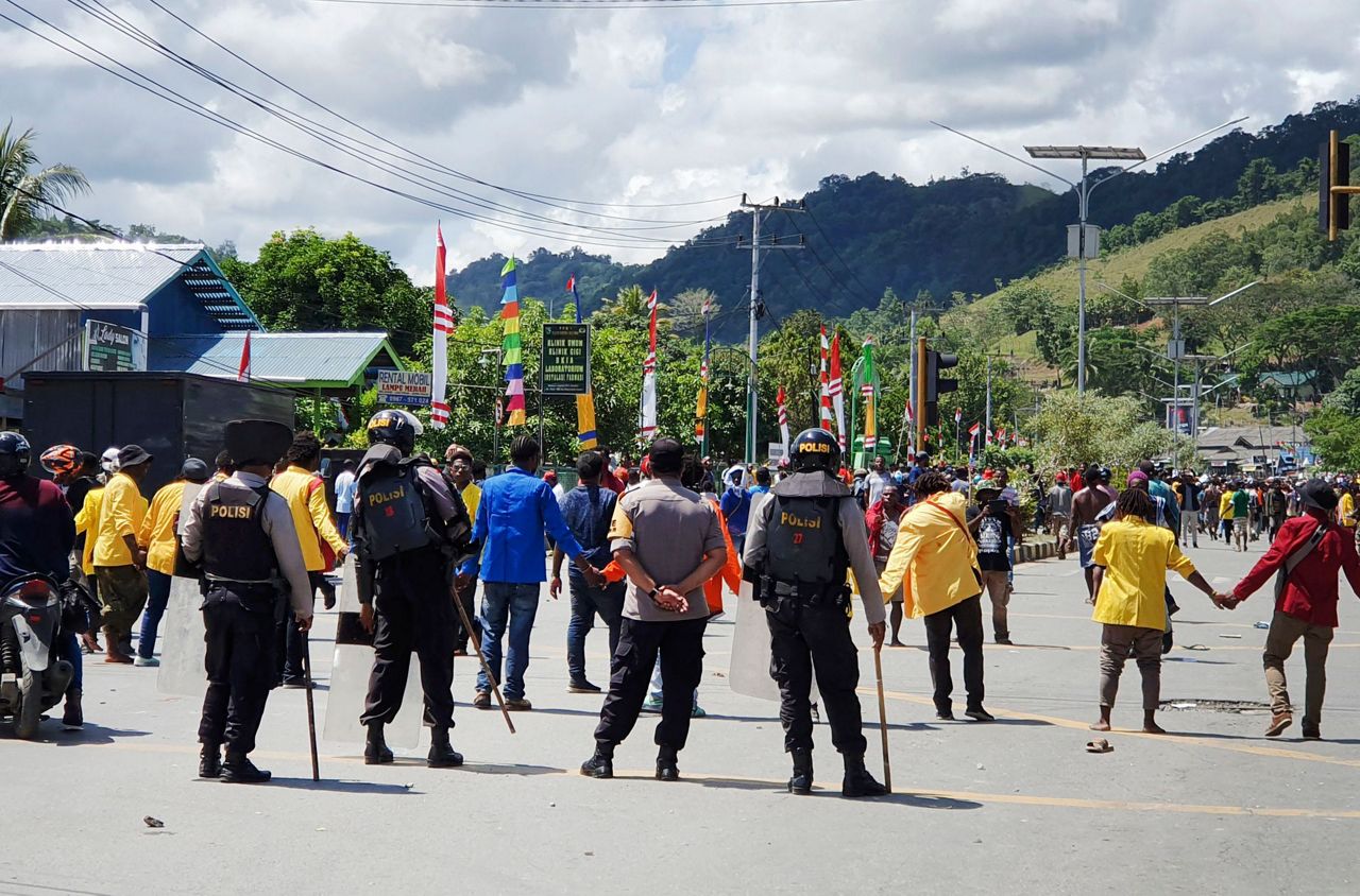 Protesters burn local assembly building in Papua protest