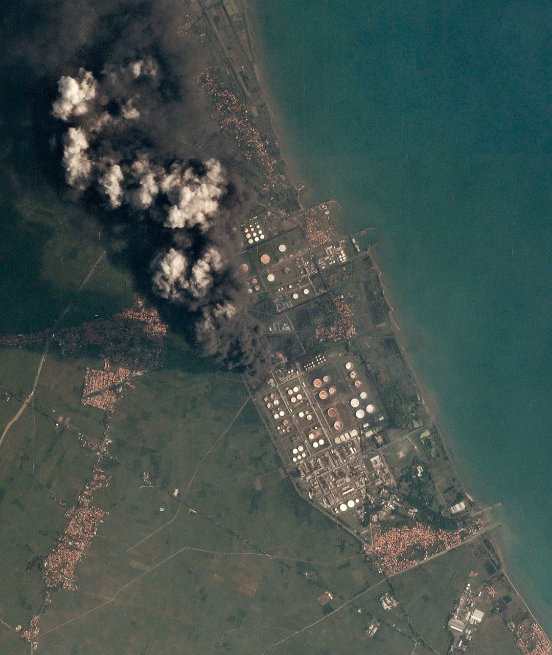 Hundreds evacuated from fire at Indonesian oil refinery