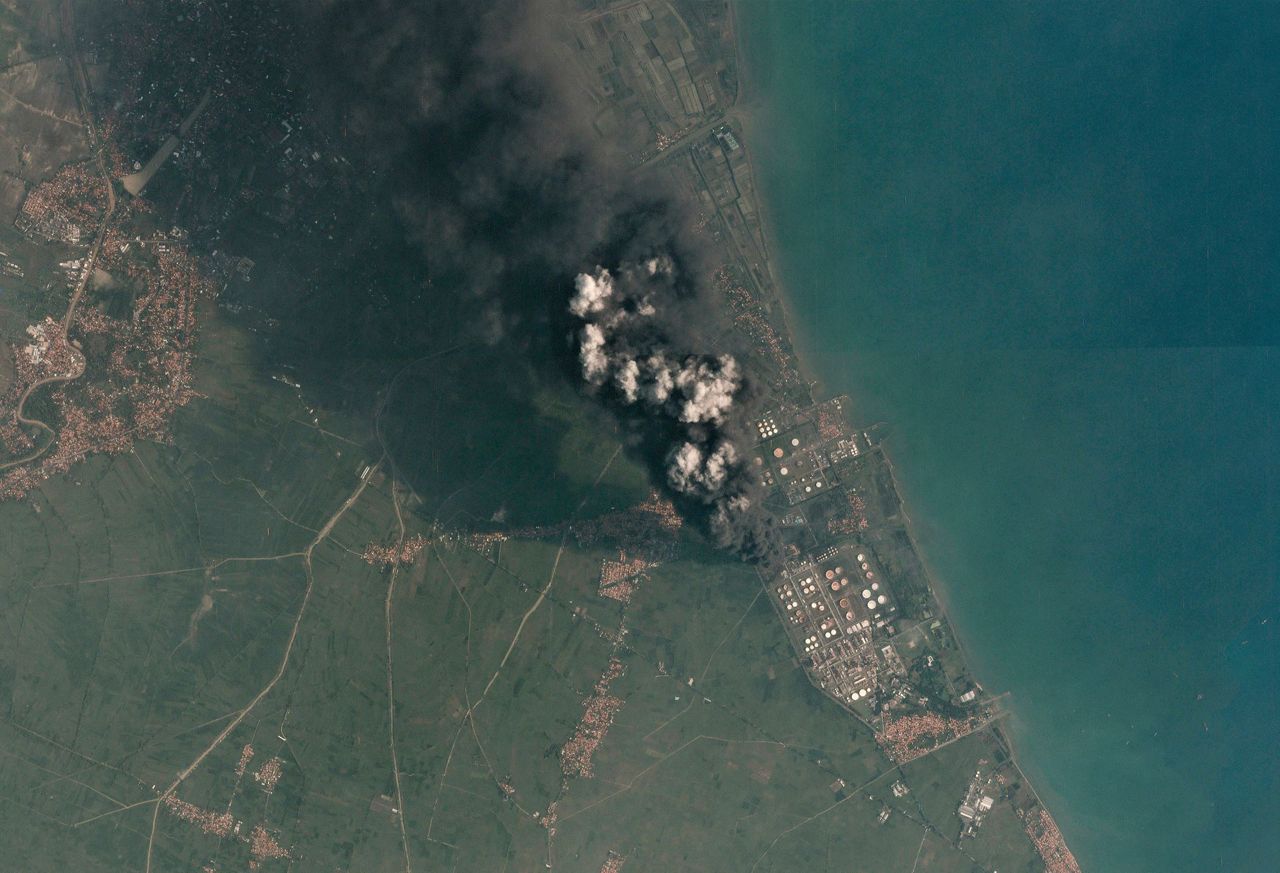 Hundreds evacuated from fire at Indonesian oil refinery