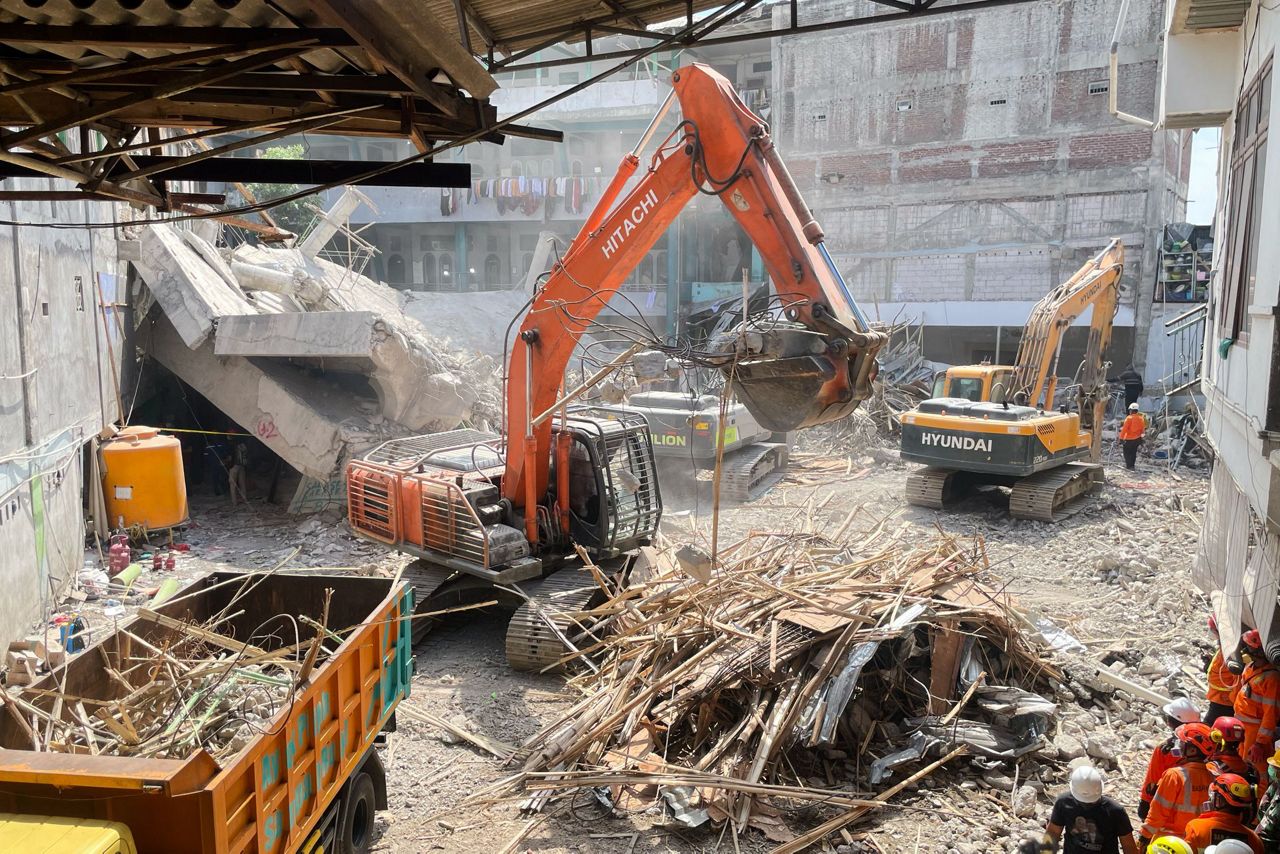Indonesian rescuers search for missing students after school collapse ...