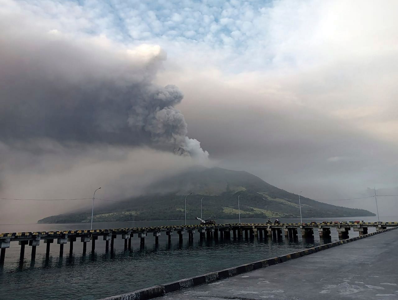 More people are evacuated after the dramatic eruption of an Indonesian ...