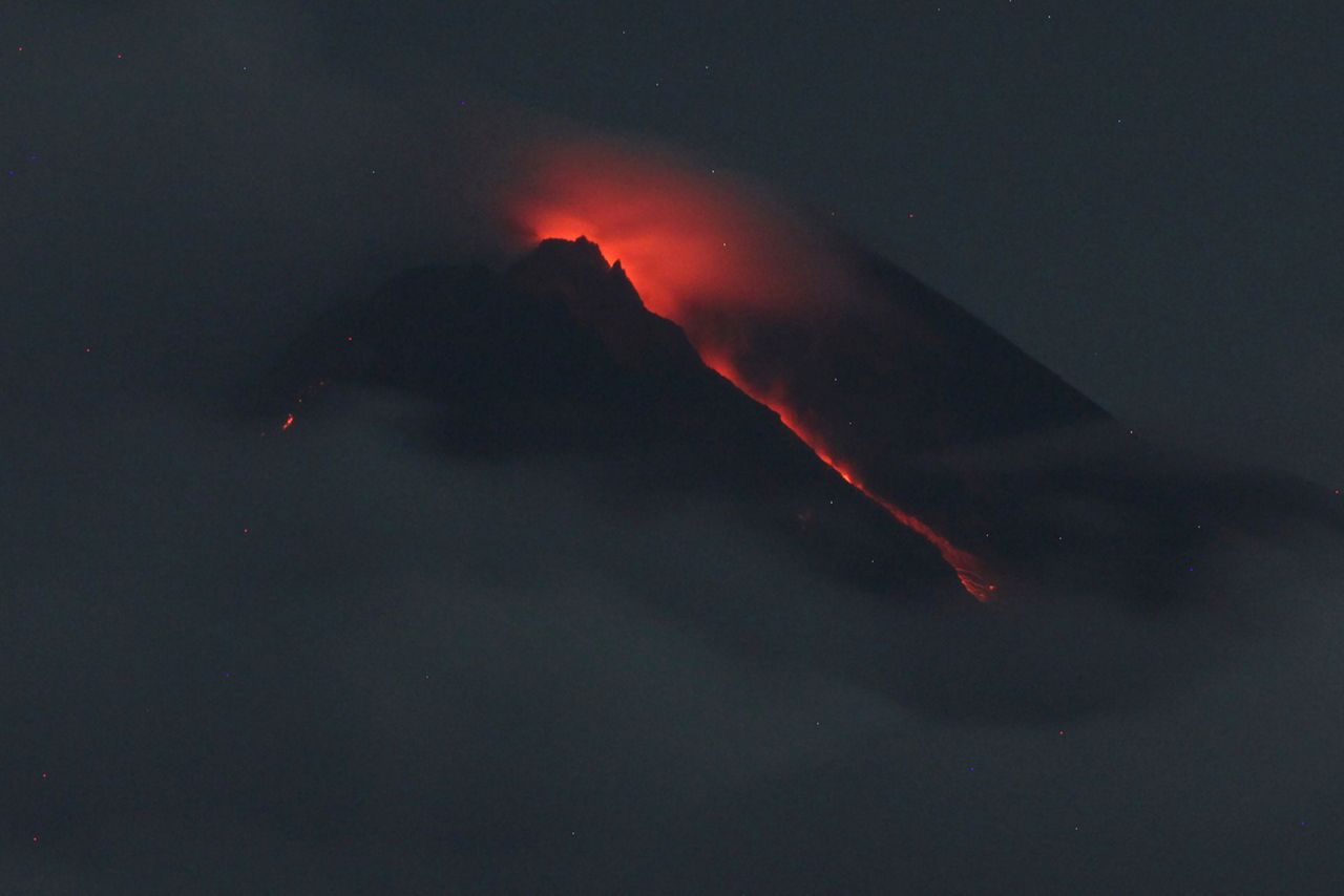 Indonesias Merapi Volcano Unleashes Lava Hundreds Evacuate