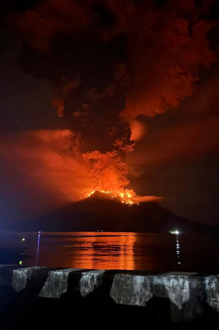 Tsunami alert after a volcano in Indonesia has several big eruptions ...