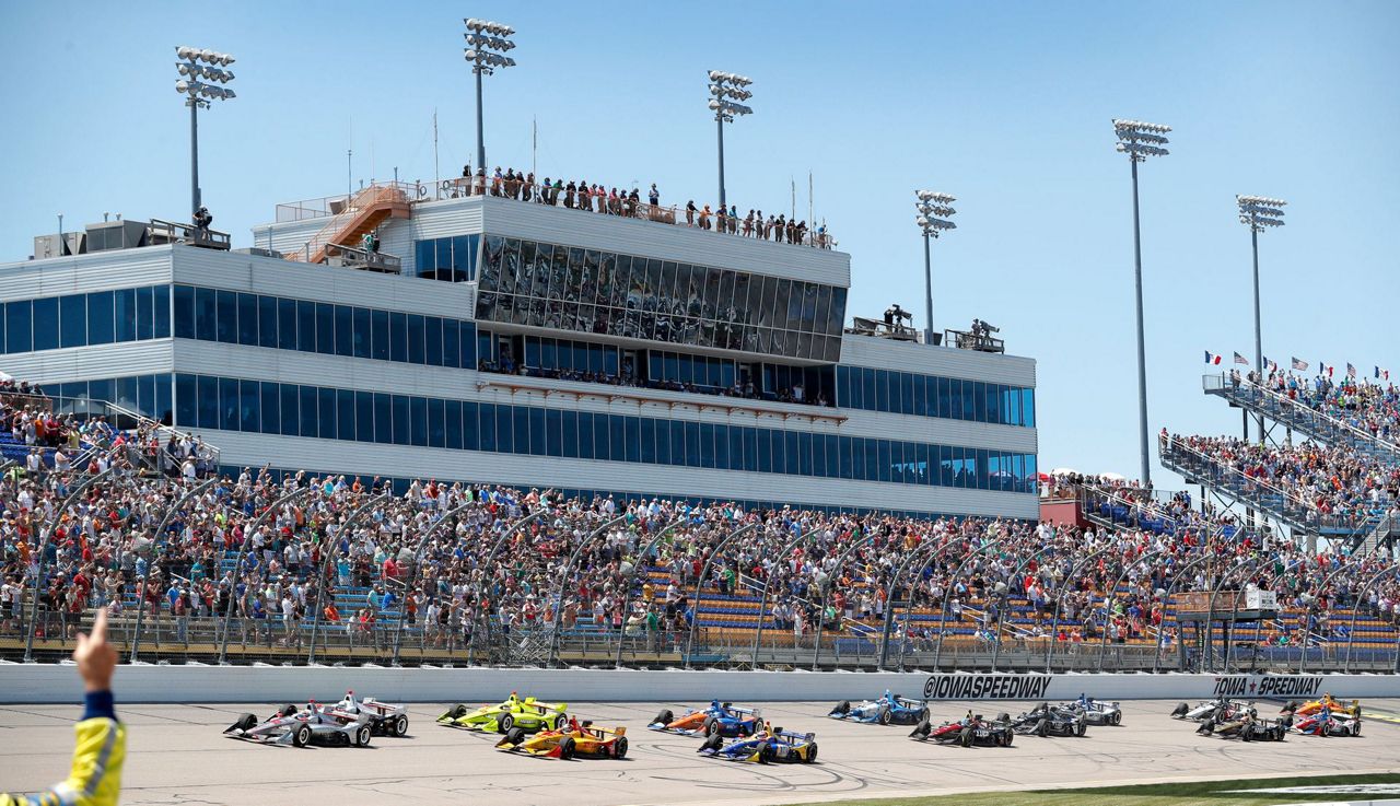 Hinchcliffe wins at Iowa for 1st victory of '18