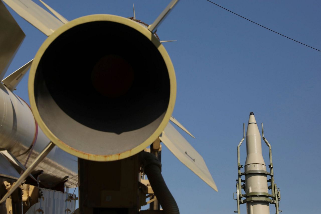 Iran displays missiles amid nuclear talks with world powers
