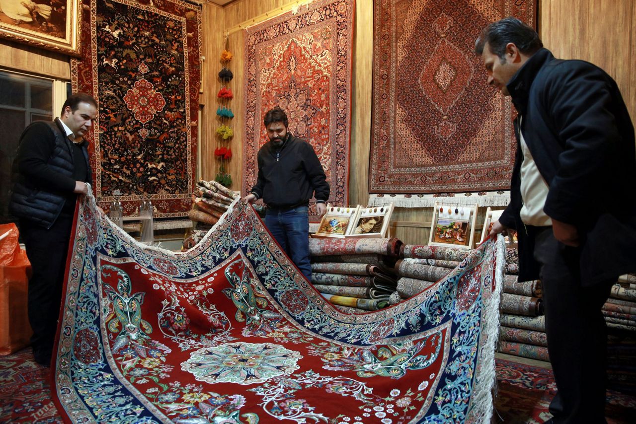 Long lines to buy meat illustrate Iran's economic woes
