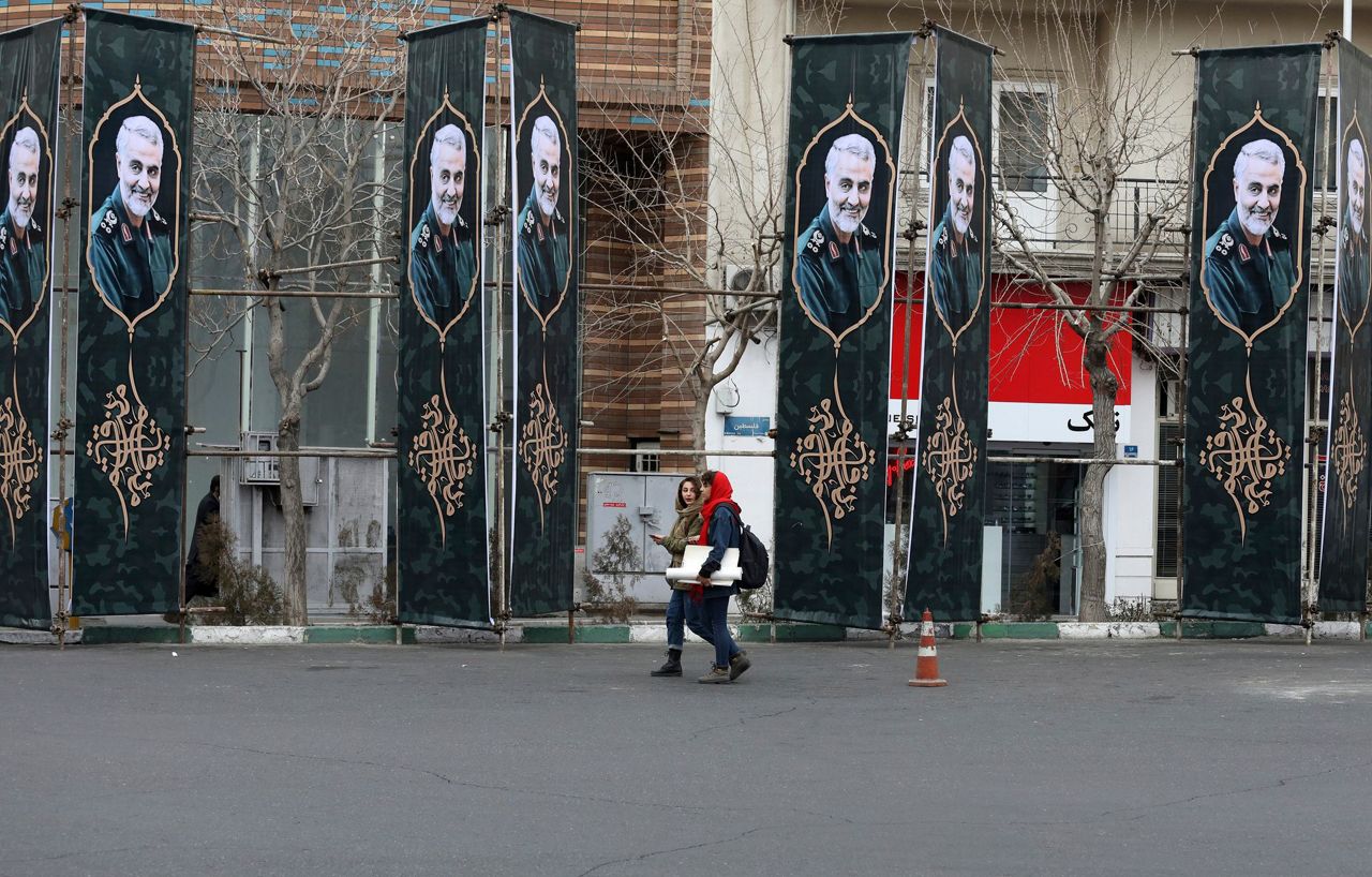 Thousands mourn Iranian general killed in US airstrike