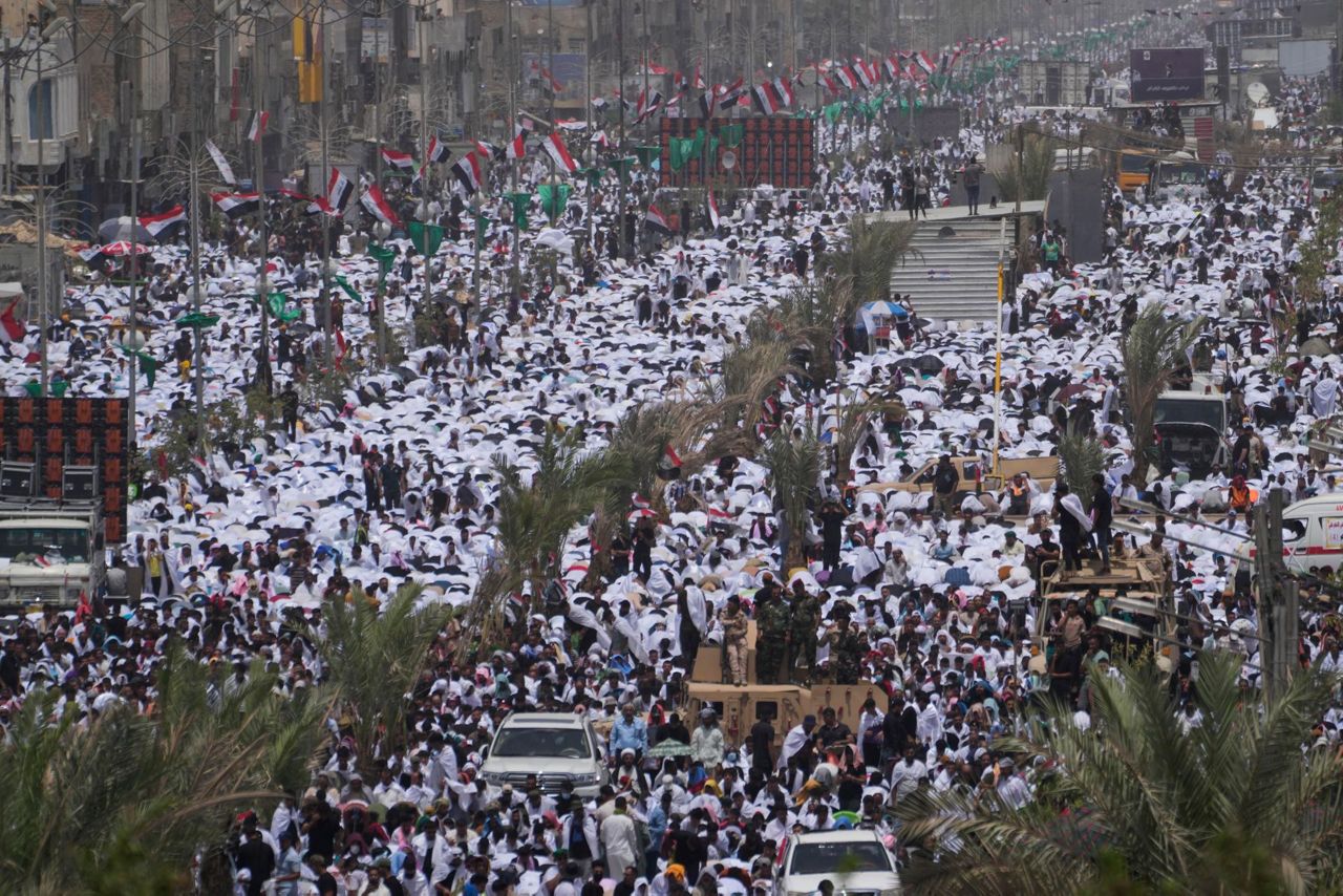 Iraqis arrive to mass prayer in cleric's show of power