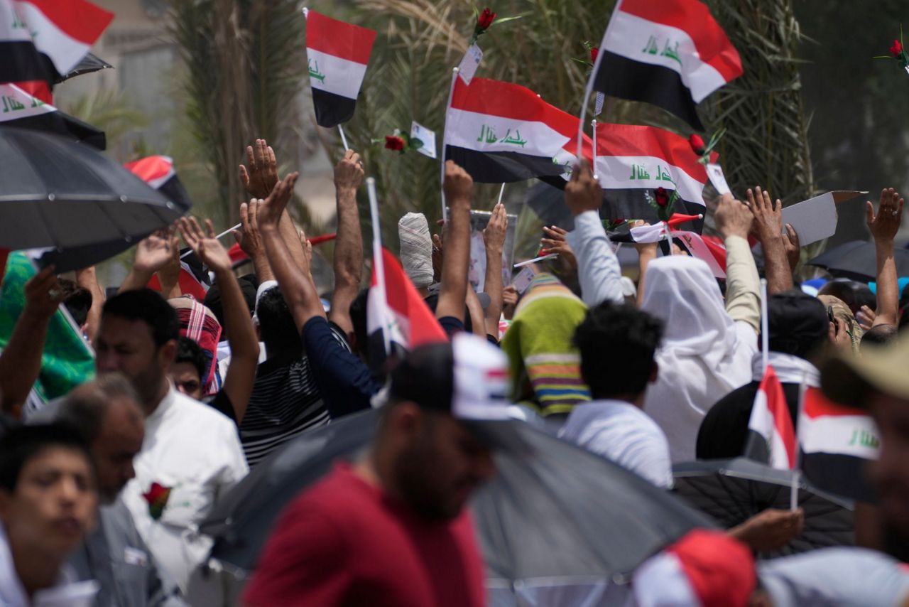 Iraqis arrive to mass prayer in cleric's show of power