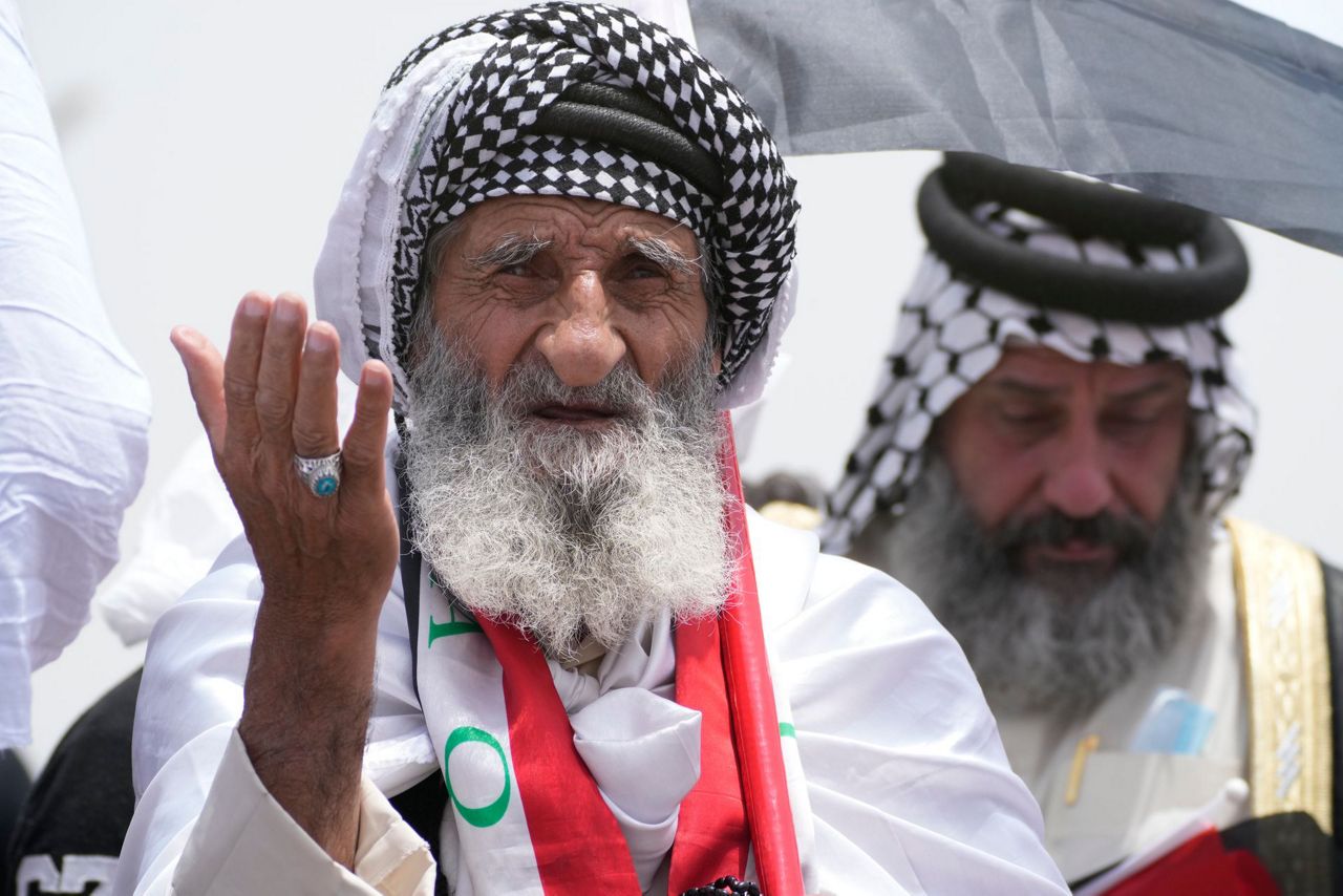 Iraqis arrive to mass prayer in cleric's show of power