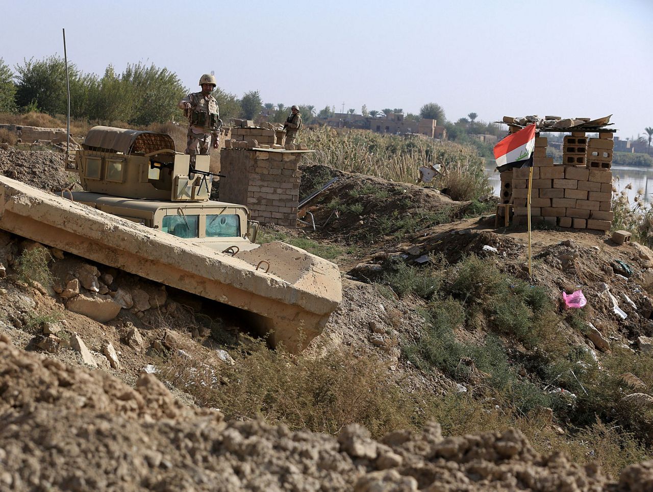 Iraqi town fearful as battle against IS rages next door