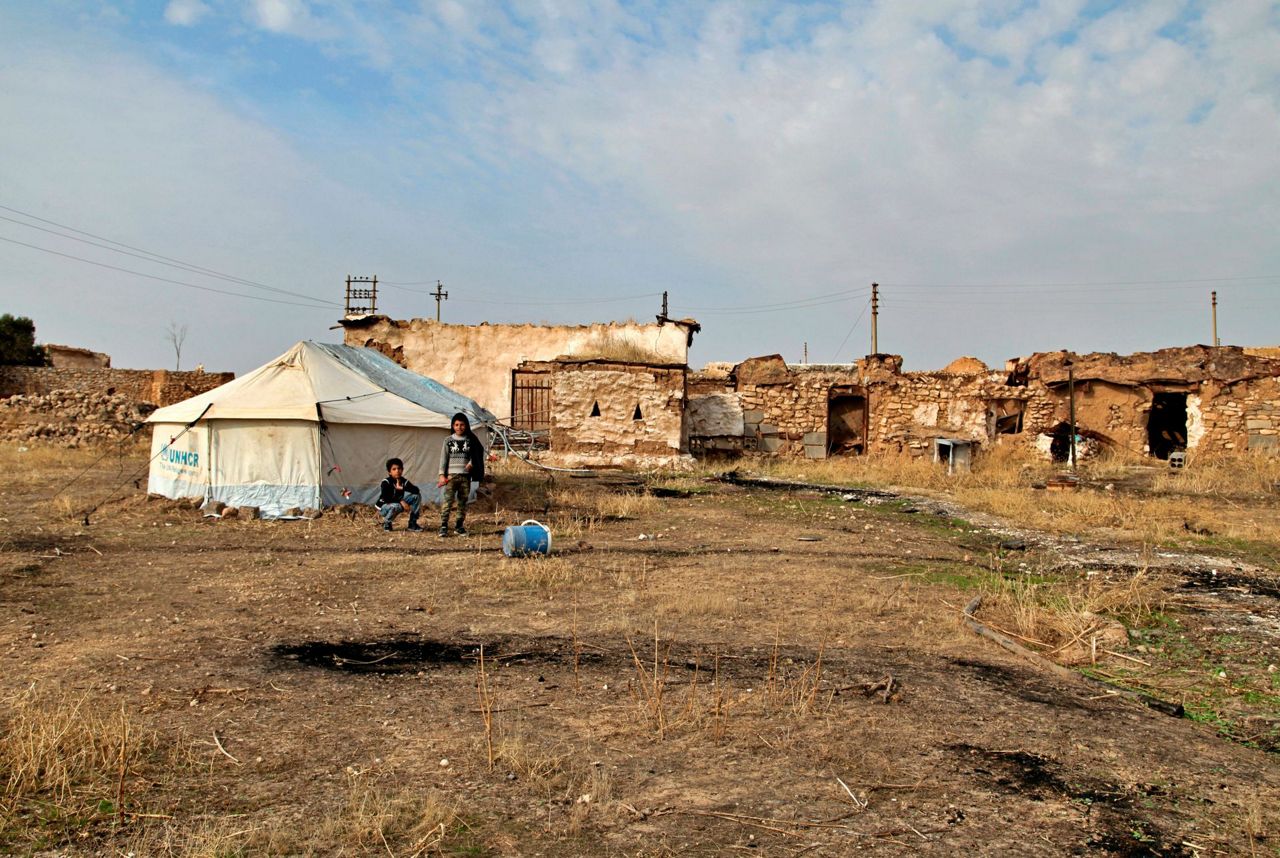 Camp closures force Iraqi families back to shattered homes