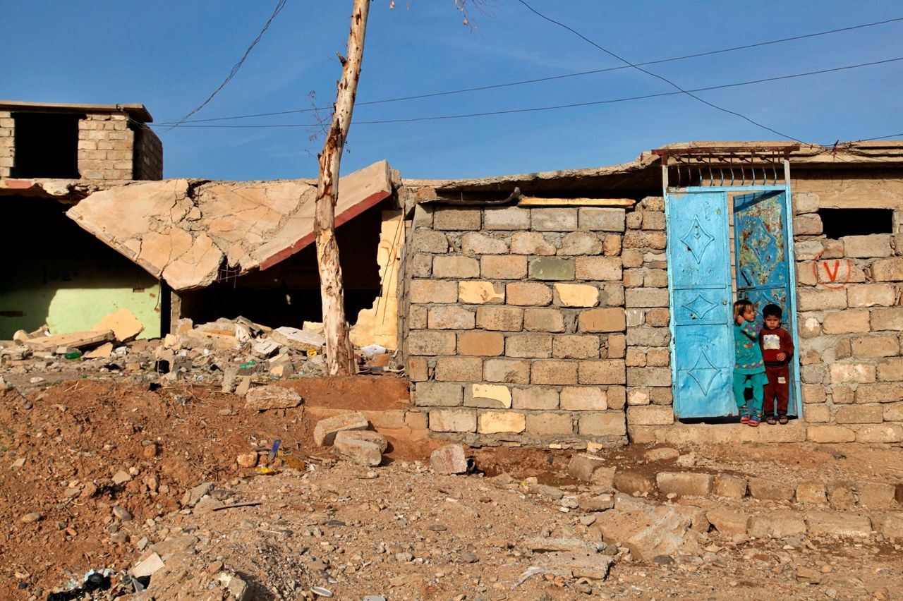 Camp closures force Iraqi families back to shattered homes