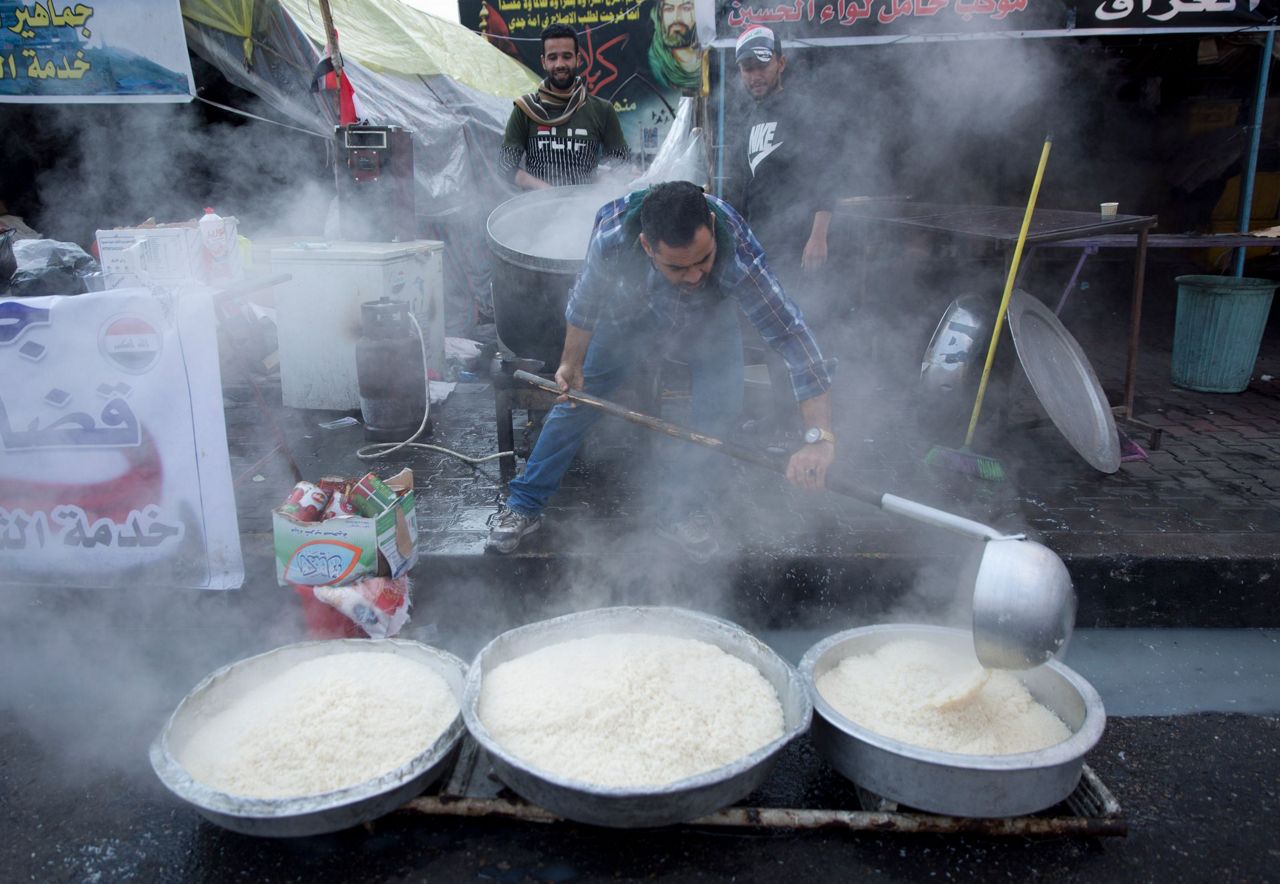 Home-cooked food in Iraqi square brings protesters together