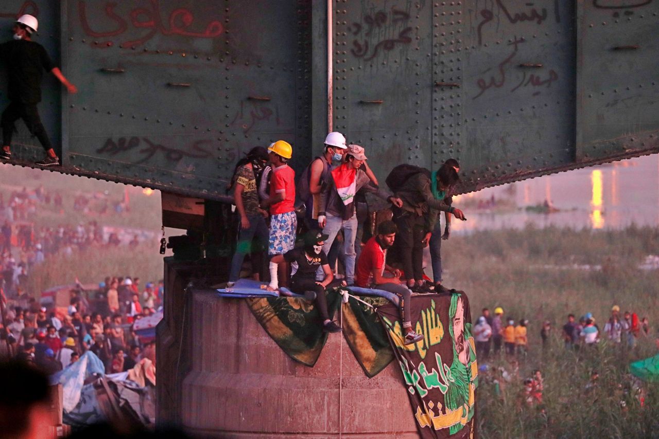 Protester killed in clashes as Iraq tries to reopen port