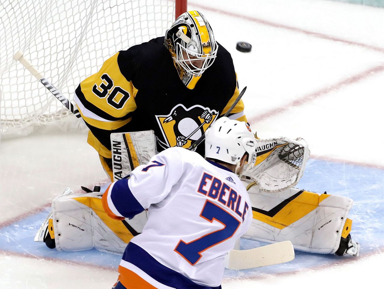 Islanders finish off Penguins 3-1 for stunning playoff sweep