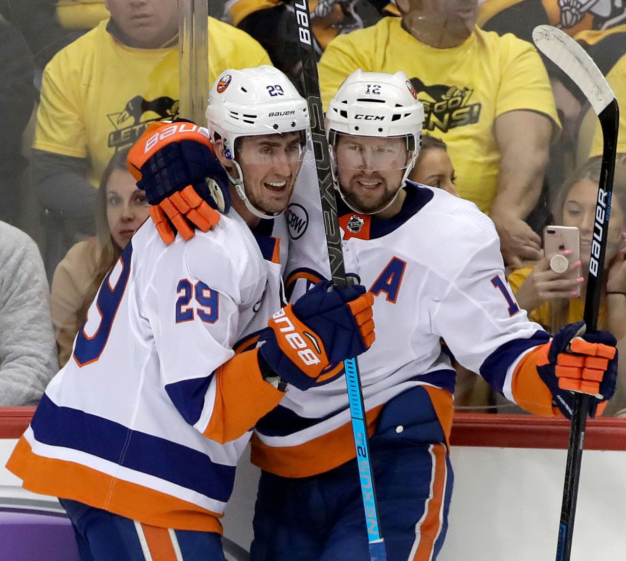 Islanders finish off Penguins 3-1 for stunning playoff sweep