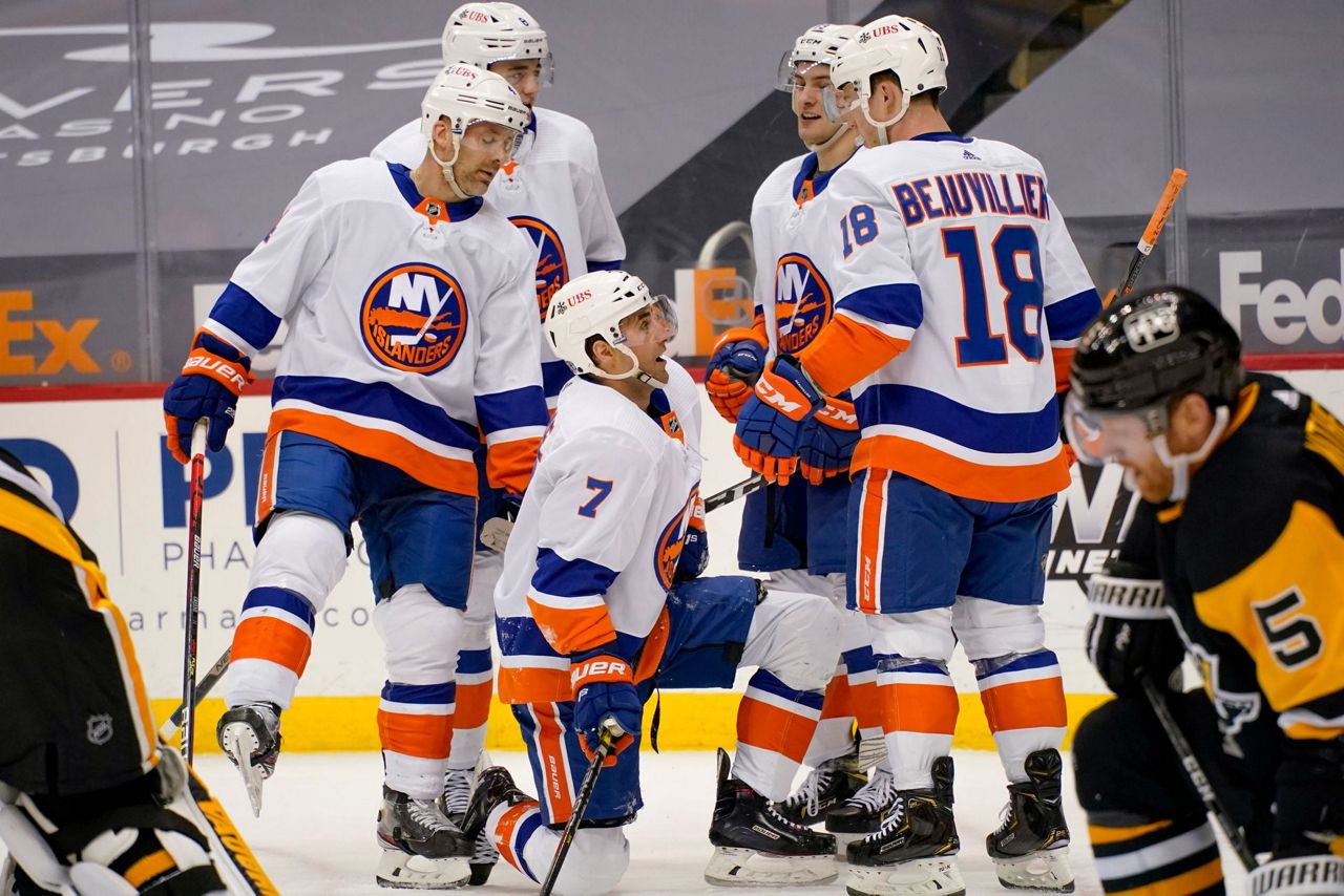 Crosby plays 1,000th game as Penguins top Islanders 3-2