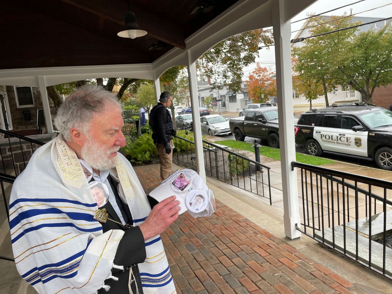 Far from Israel, Jews grieve and pray for peace in first Shabbat ...