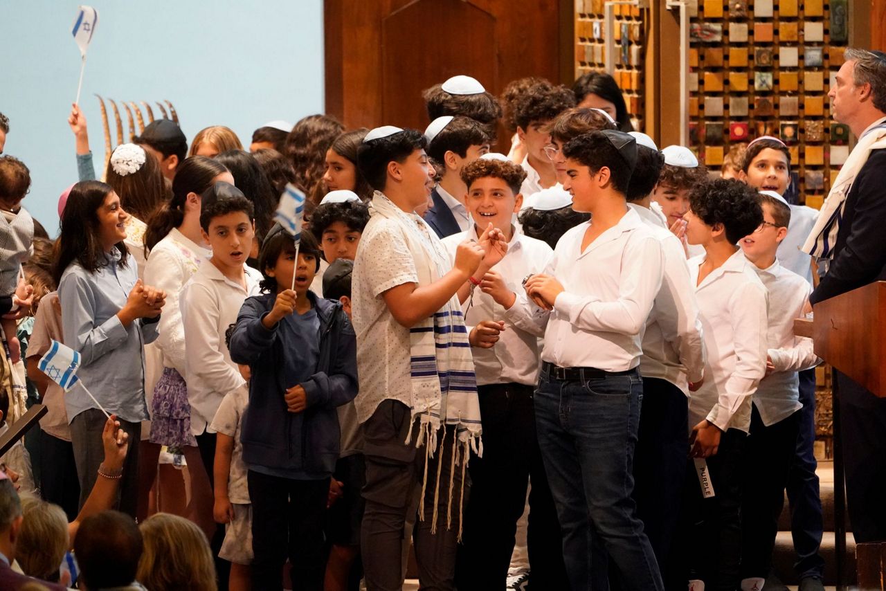 Far from Israel, Jews grieve and pray for peace in first Shabbat ...