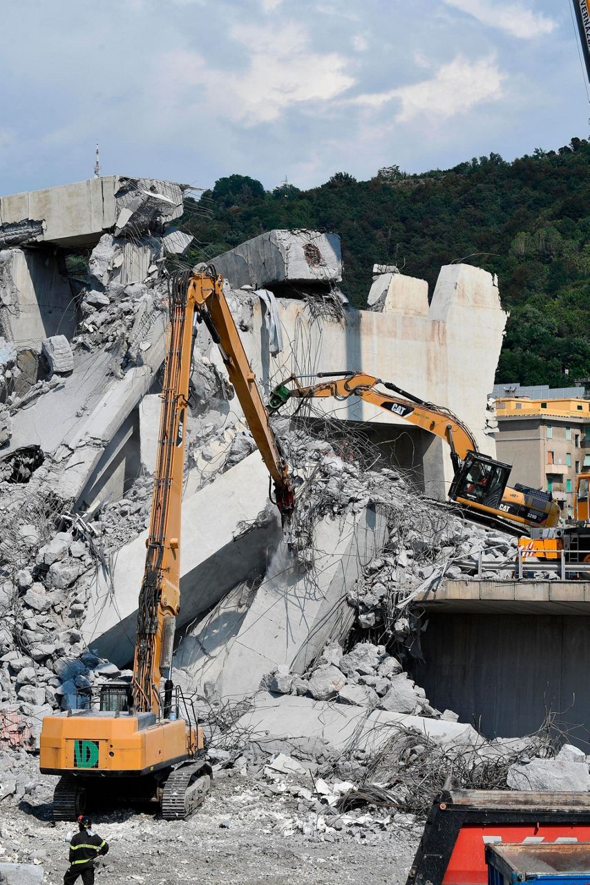 Large pieces of rubble removed 3 days after bridge collapse