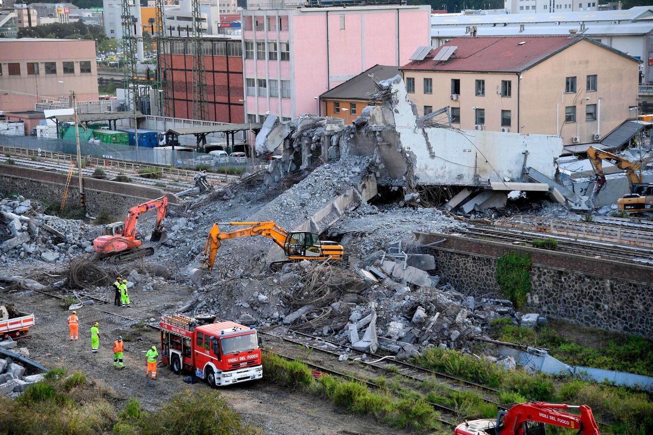 Large pieces of rubble removed 3 days after bridge collapse