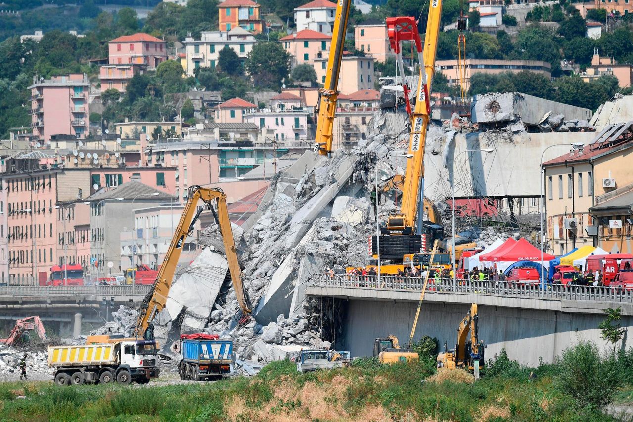 Large pieces of rubble removed 3 days after bridge collapse