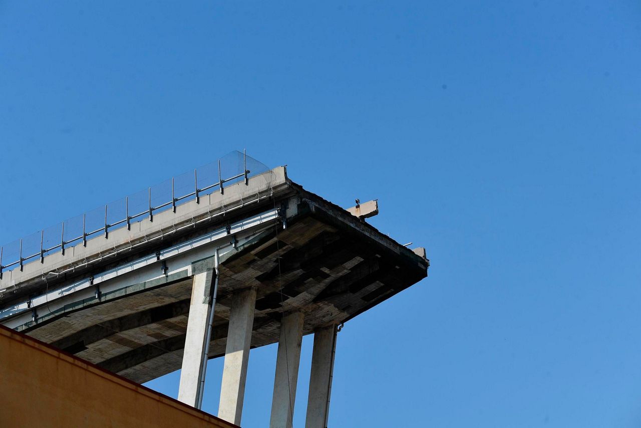 Large pieces of rubble removed 3 days after bridge collapse