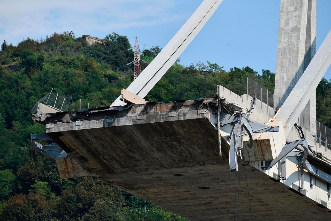 Large pieces of rubble removed 3 days after bridge collapse