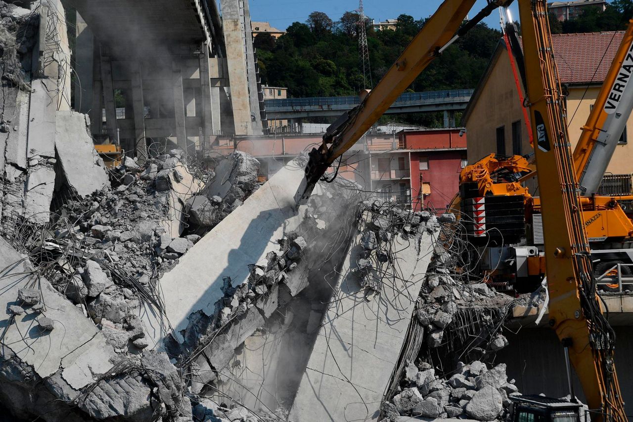 Large pieces of rubble removed 3 days after bridge collapse