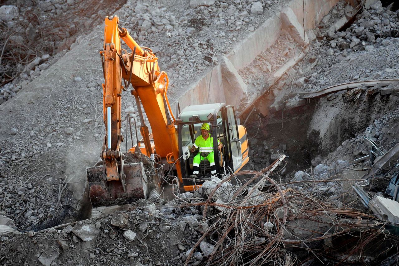 Large pieces of rubble removed 3 days after bridge collapse