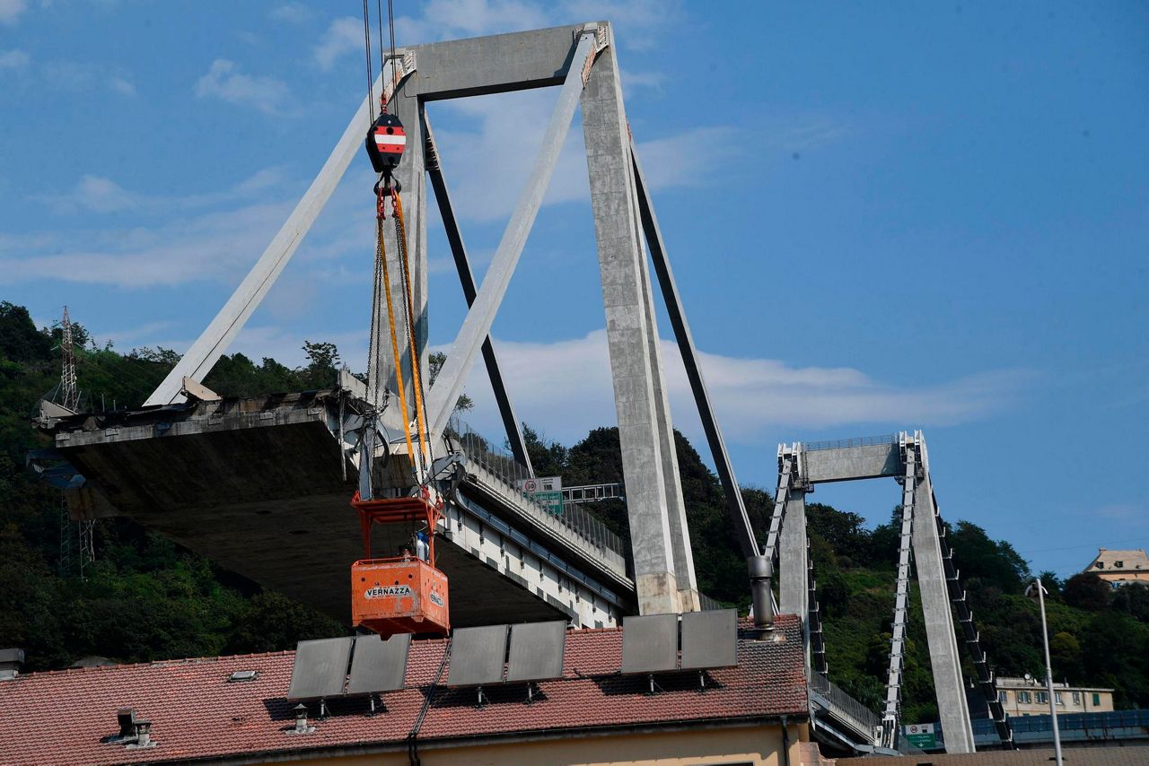 Large pieces of rubble removed 3 days after bridge collapse