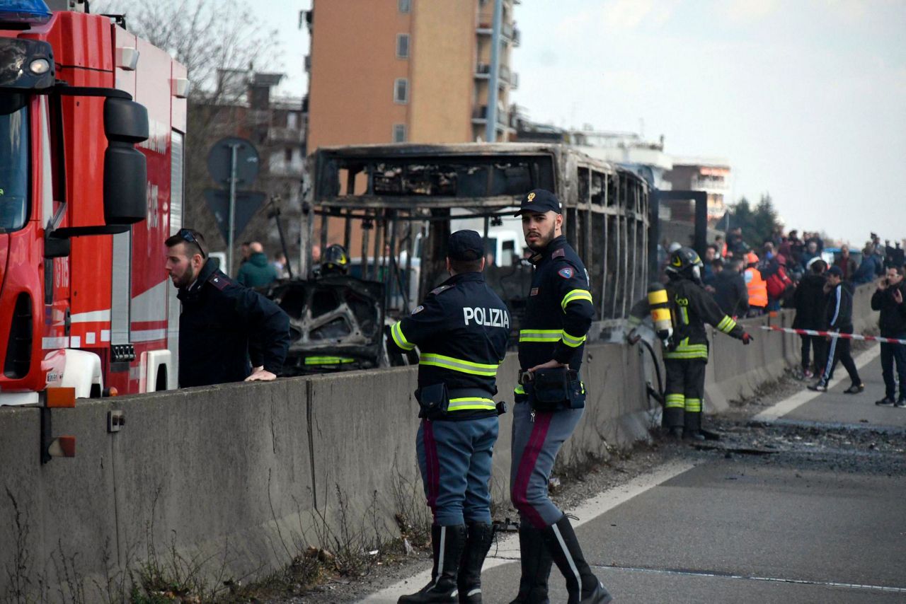 Italy: Driver of bus full of children sets it on fire
