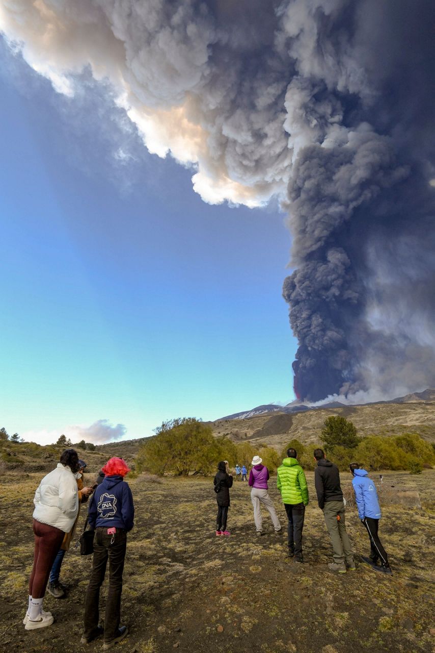 Mount Etna roars again, sends up towering volcanic ash cloud
