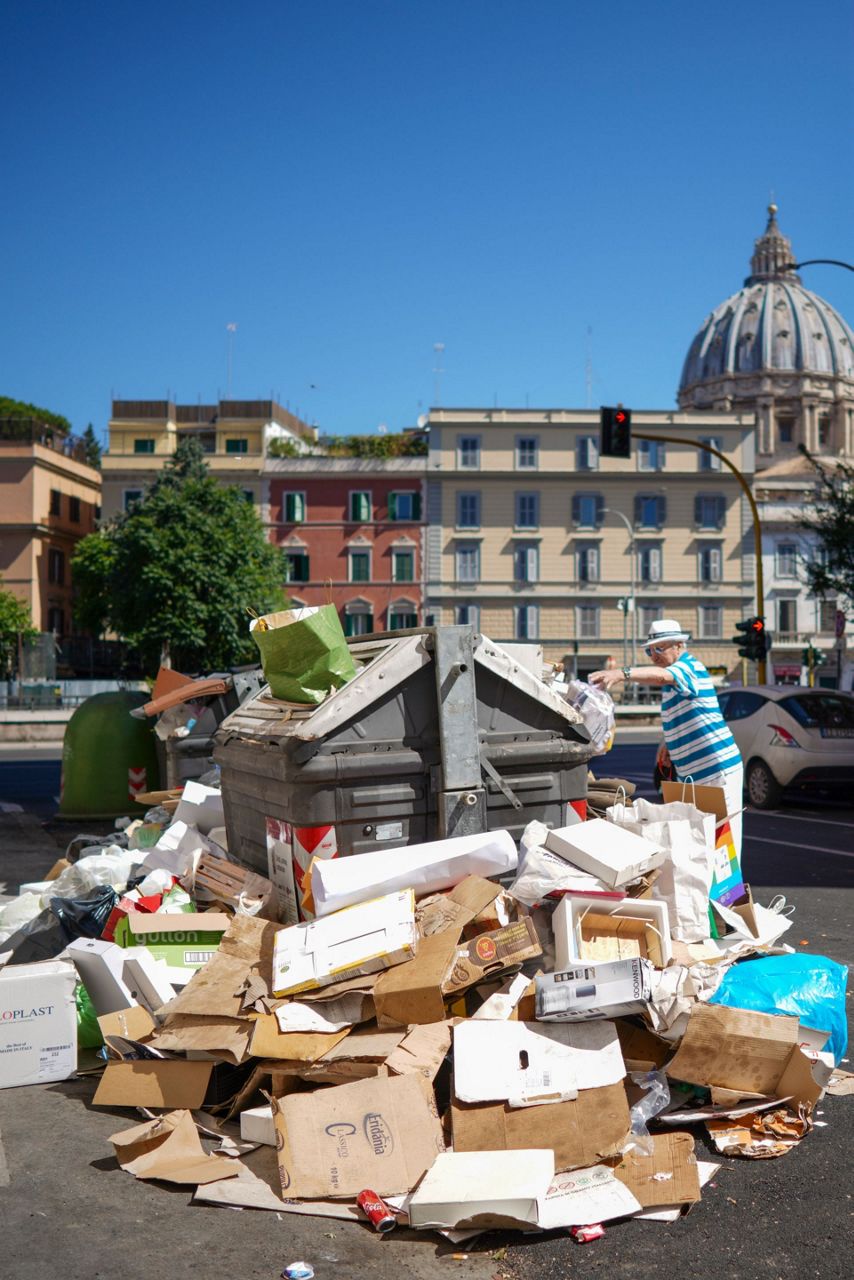 Rome doctors warn of health hazards from city's garbage woes