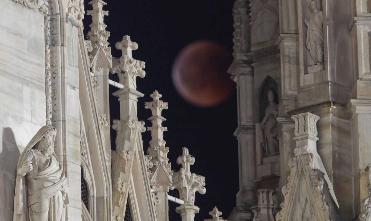 Skywatchers looking forward to complete lunar eclipse