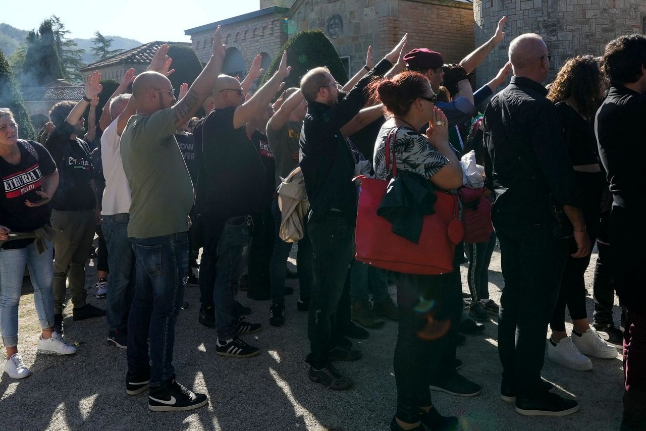 Thousands commemorate Italy's fascist dictator at crypt