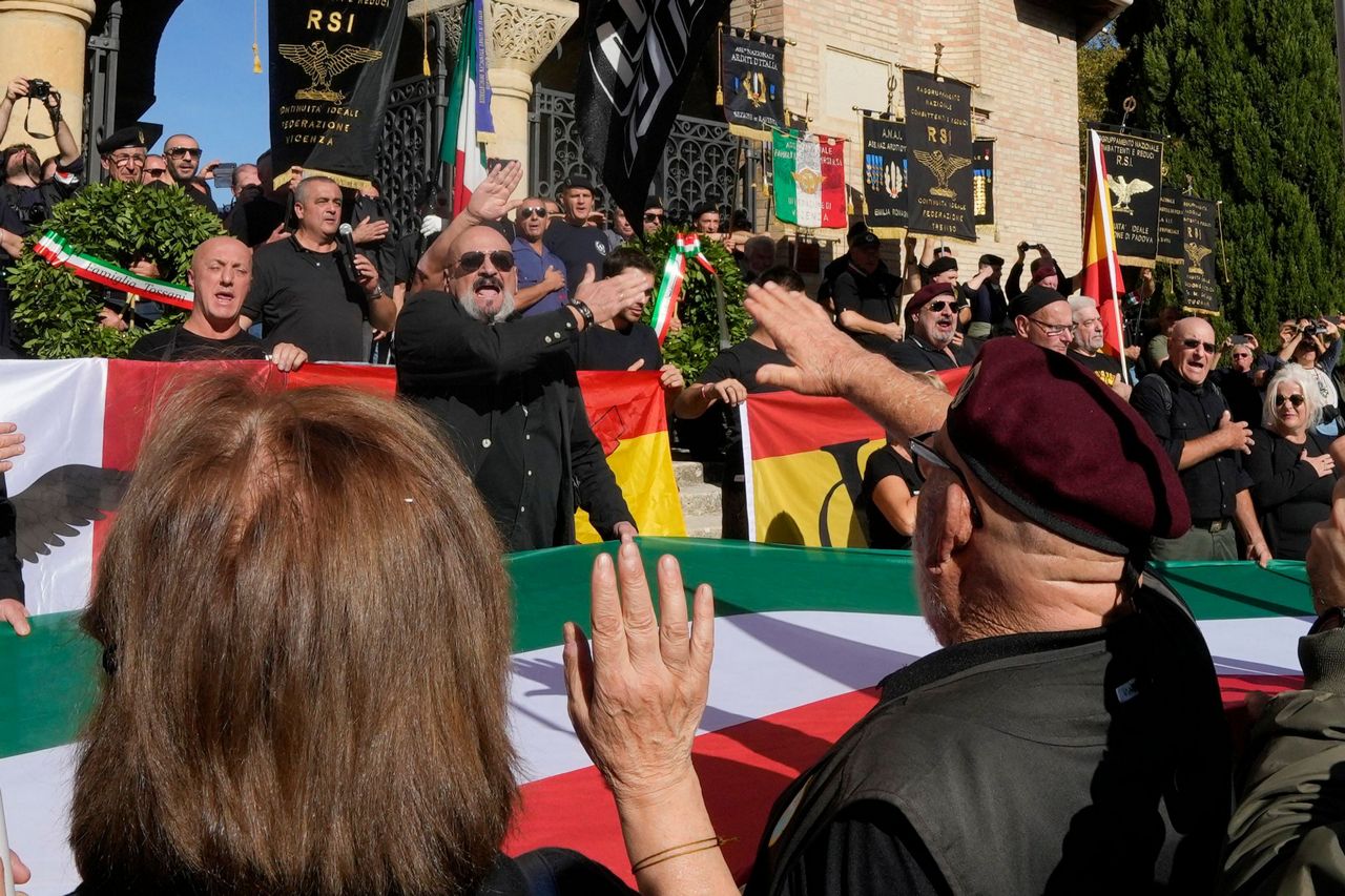 Thousands commemorate Italy's fascist dictator at crypt