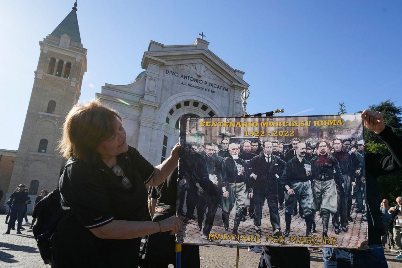 Thousands commemorate Italy's fascist dictator at crypt