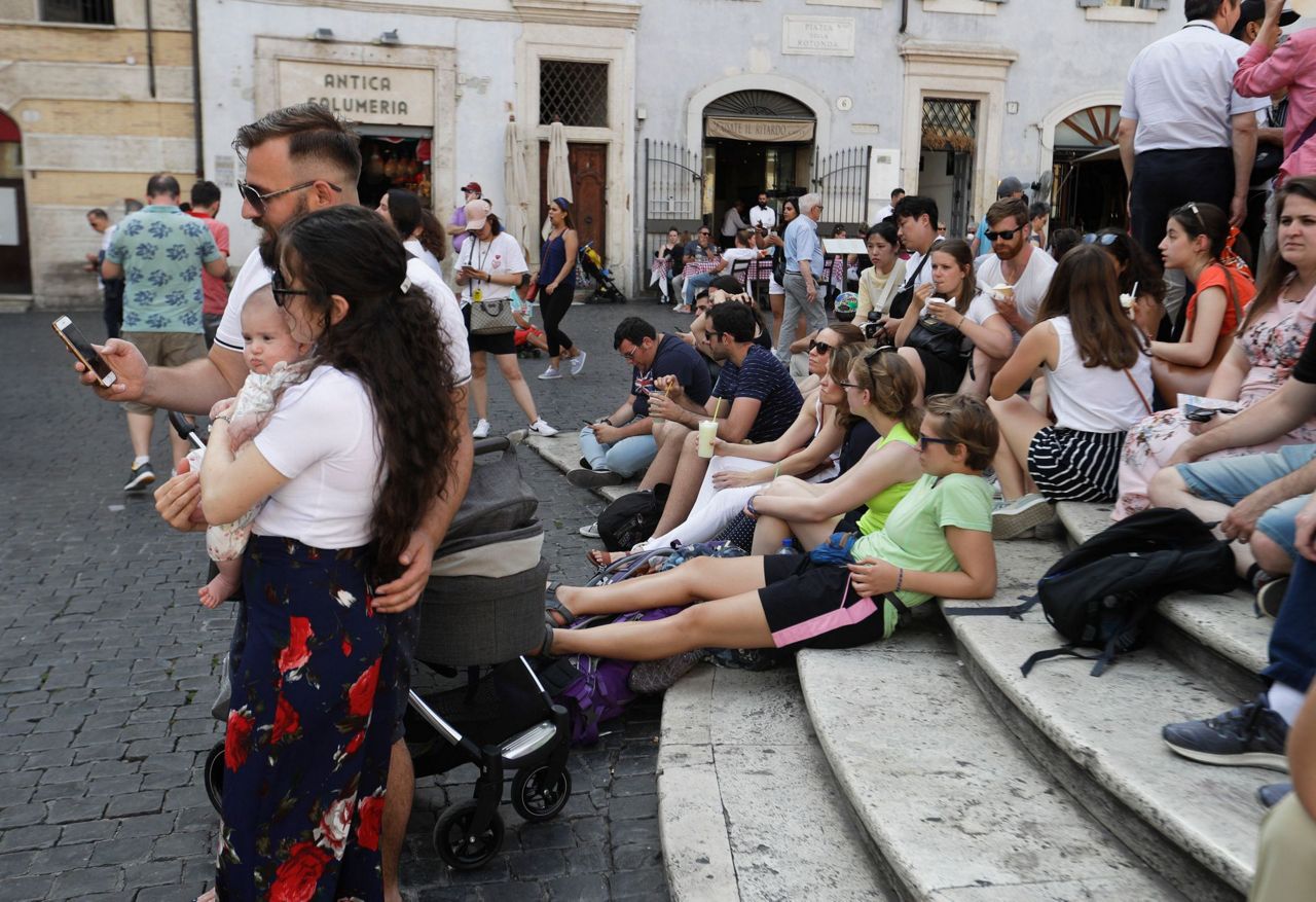 Rome codifies edicts aimed at messy tourists, rude Romans