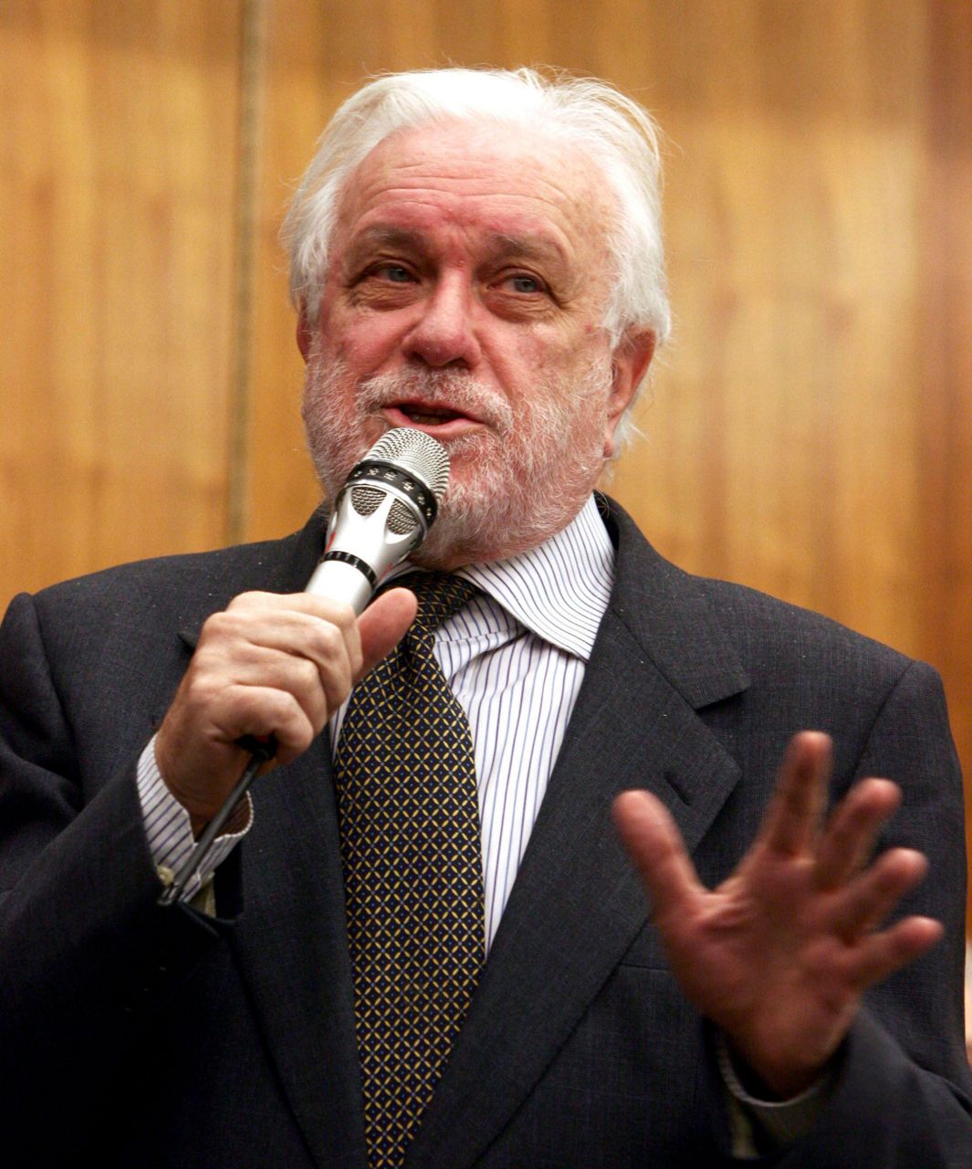 Italian writer, director Luciano De Crescenzo dies at 90
