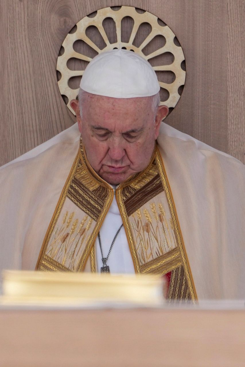 Pope urges Italians to have more children, welcome migrants