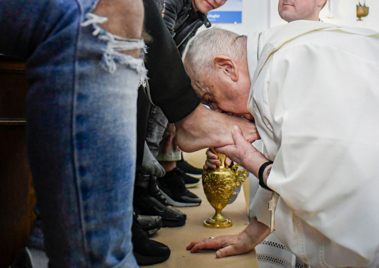 Pope leads Holy Thursday service in Vatican basilica